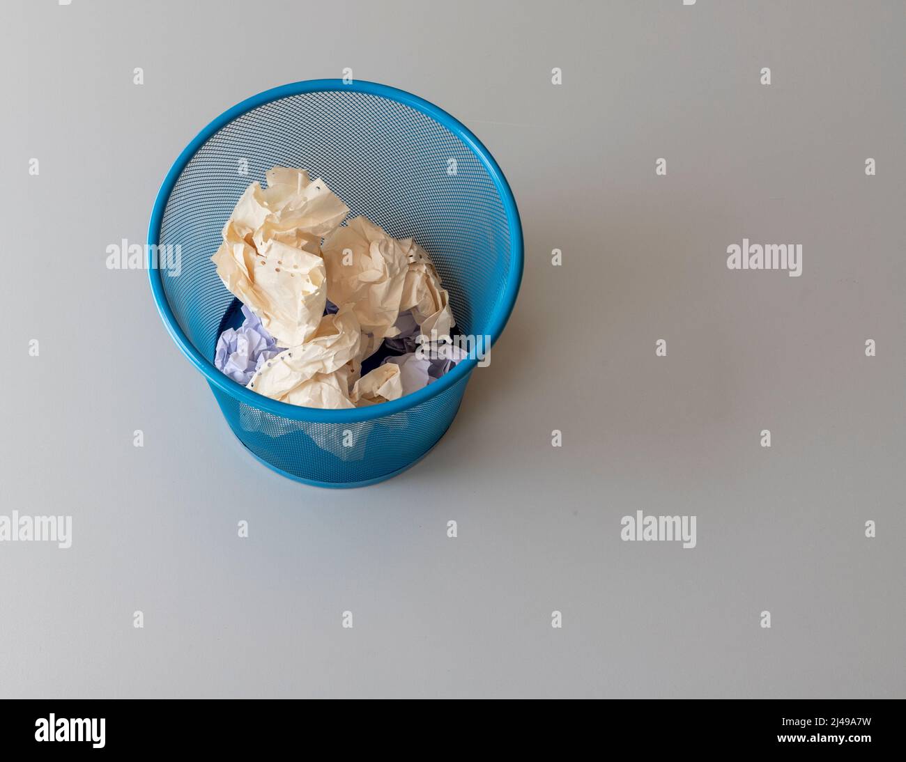 Waste paper basket filled with crumpled papers Stock Photo - Alamy