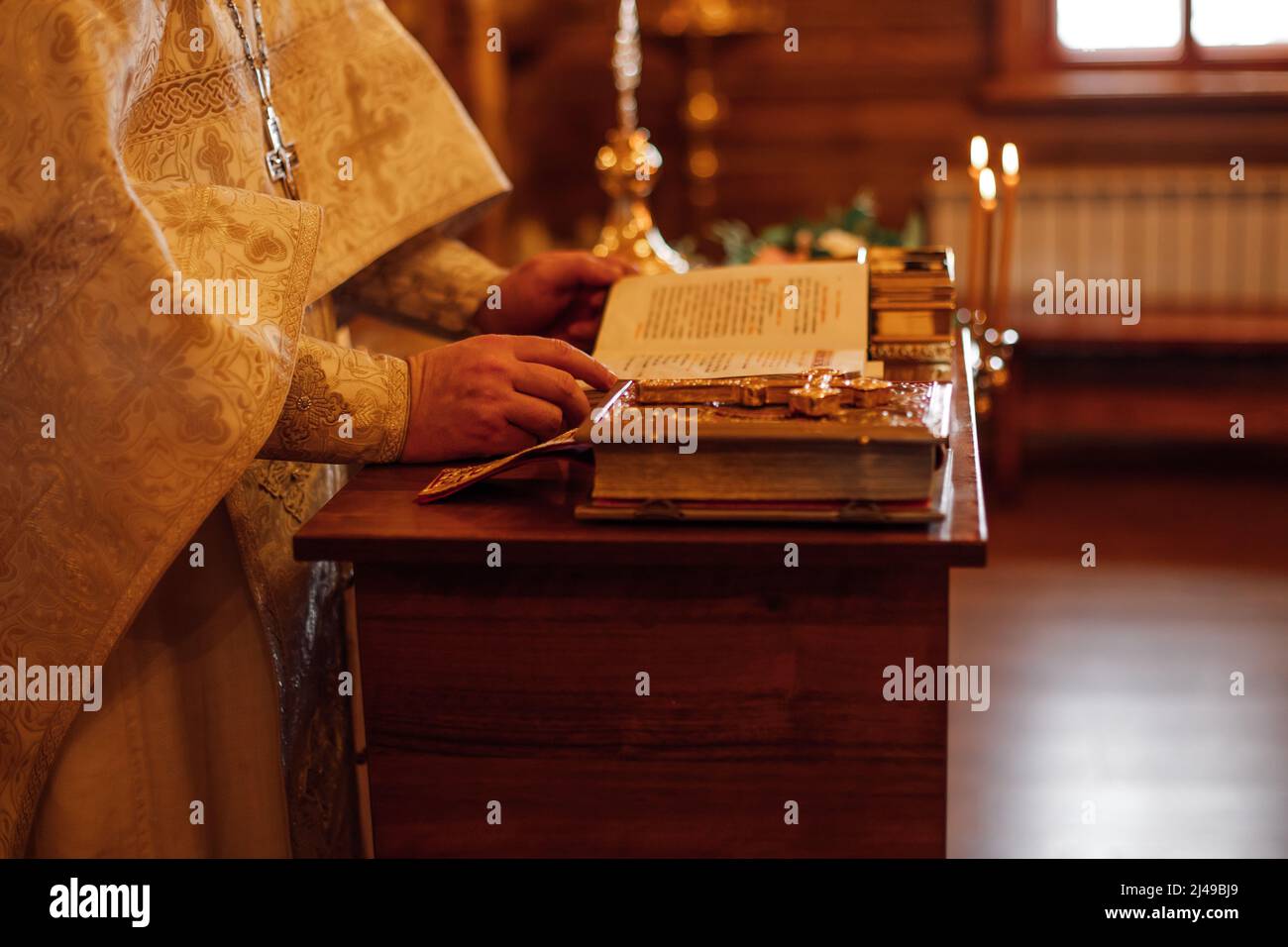Church bible reading preacher hi-res stock photography and images - Alamy