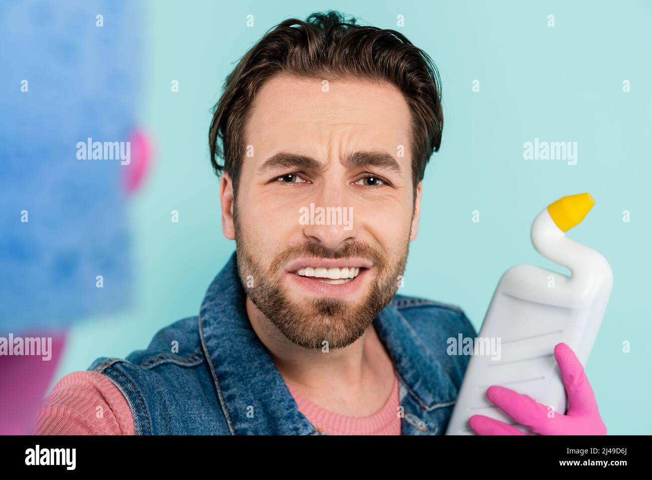 Handsome young man sponge hi-res stock photography and images - Alamy