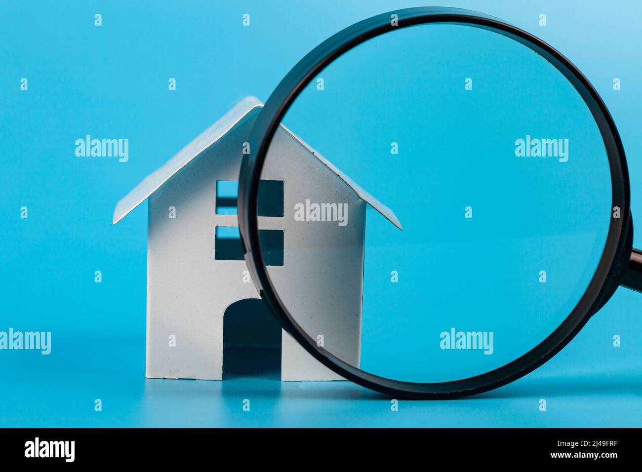 House under magnifying glass hi-res stock photography and images - Alamy