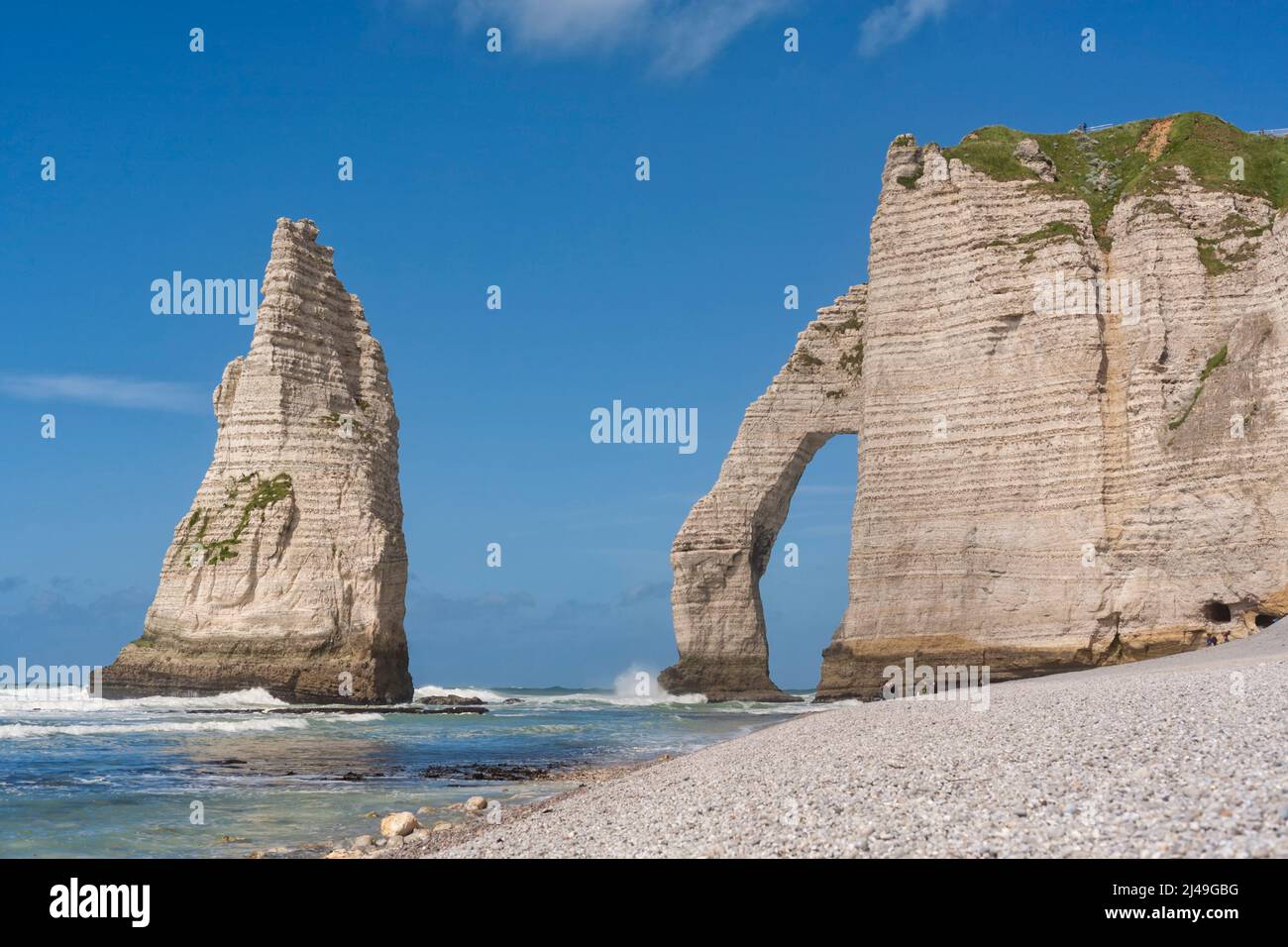 Pinnacle rock and Porte d’aval natural arch at Étretat, Normandy ...