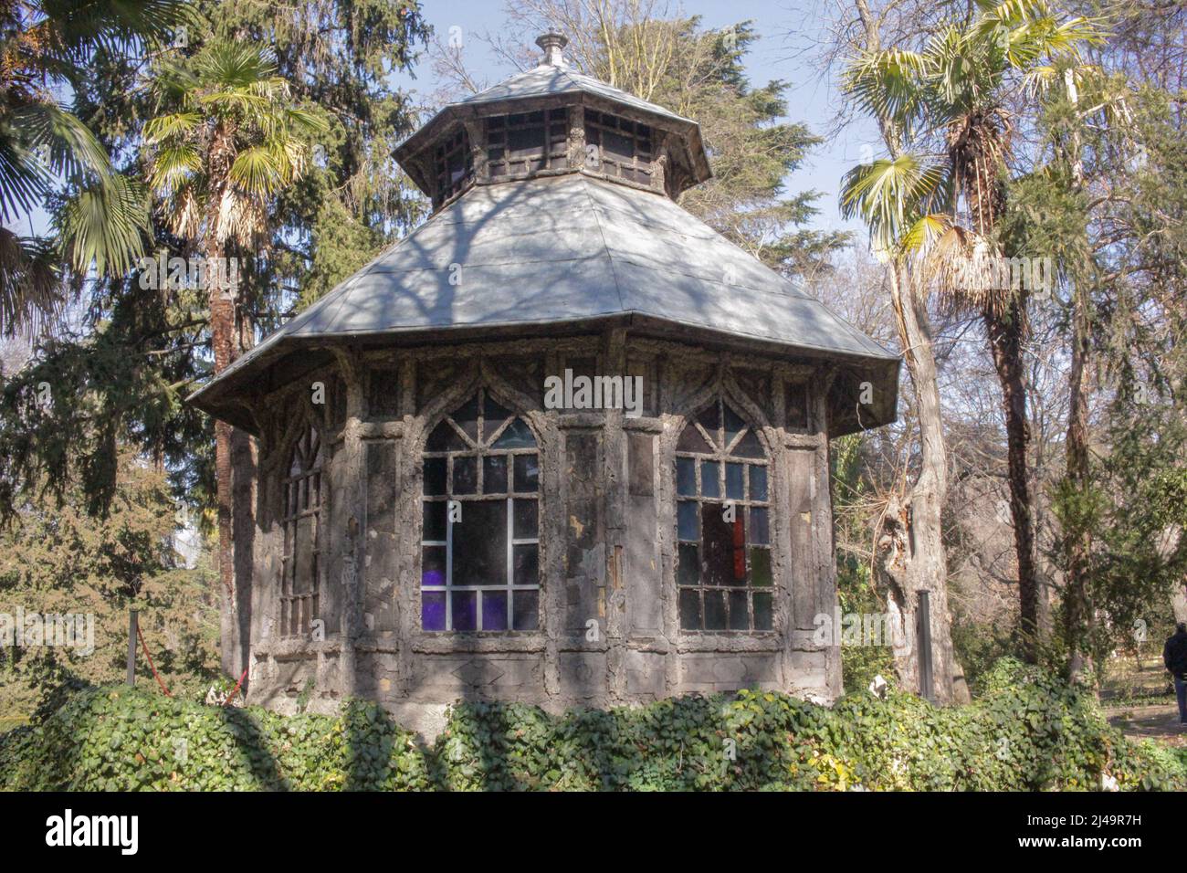 Building by a park hi-res stock photography and images - Alamy