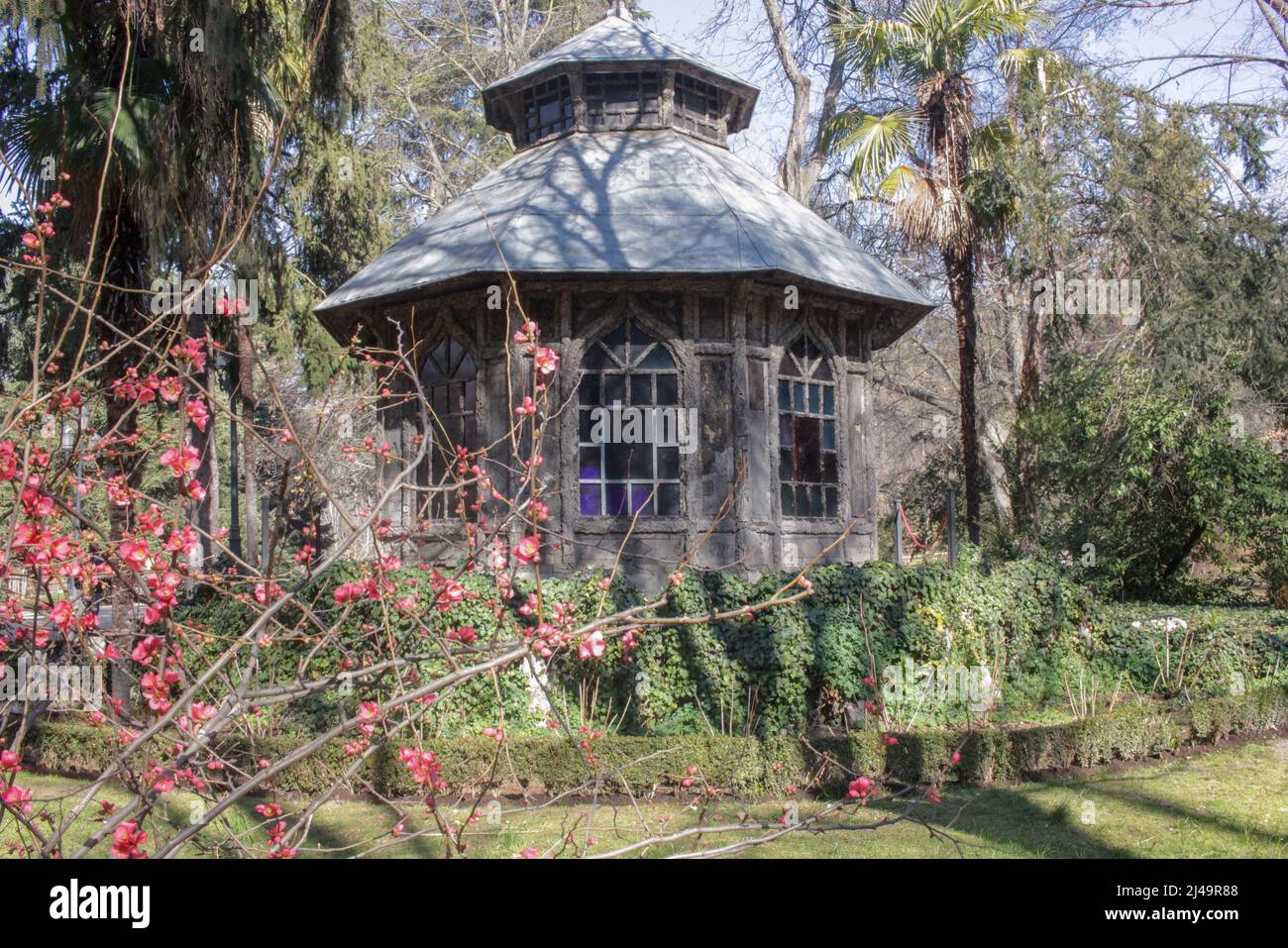 Building by a park hi-res stock photography and images - Alamy