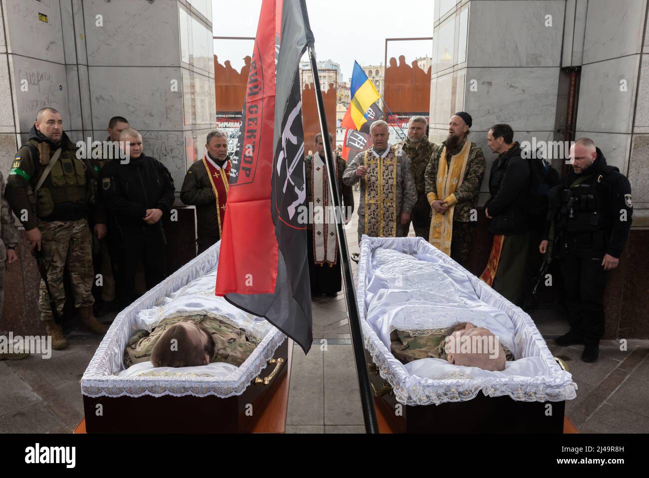 KYIV, UKRAINE - Apr. 12, 2022: In Kyiv, on Maidan Nezalezhnosti, a ...