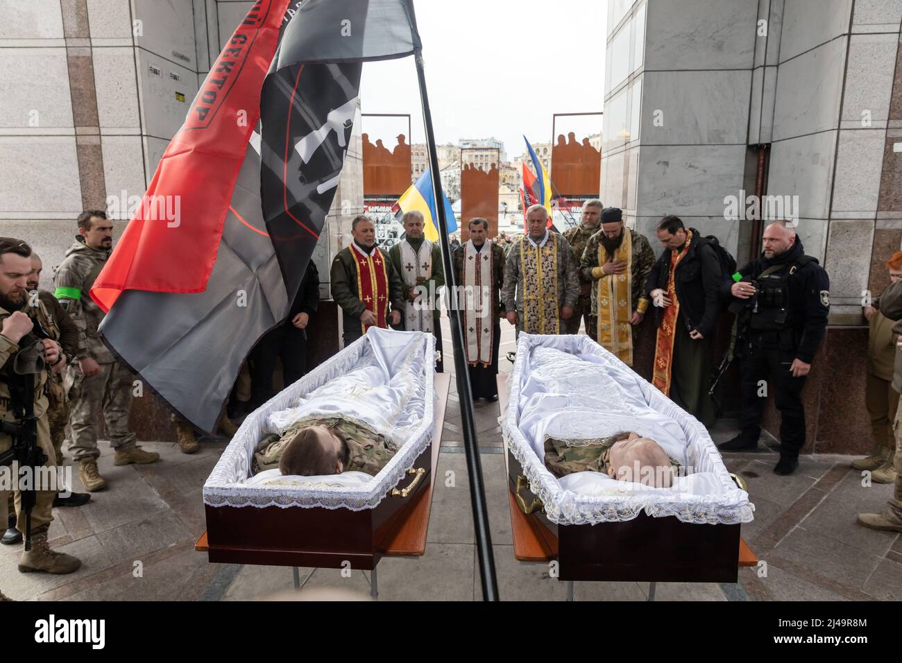 KYIV, UKRAINE - Apr. 12, 2022: In Kyiv, on Maidan Nezalezhnosti, a ...
