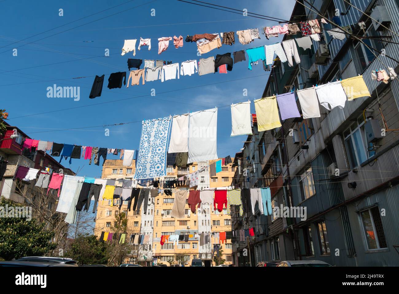 Washing line between building hi-res stock photography and images - Alamy