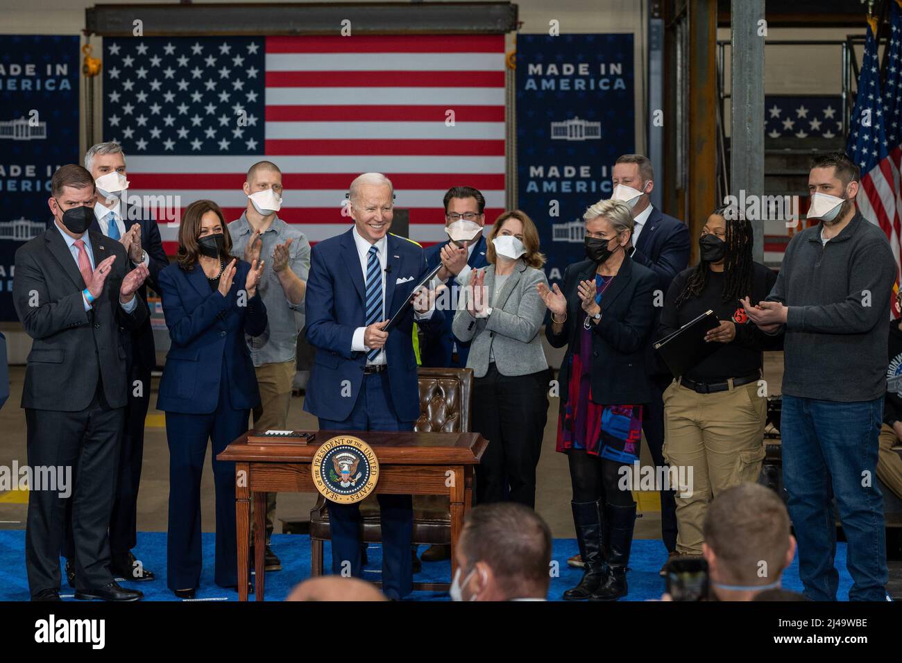 Joe biden signs executive order hi-res stock photography and images - Alamy