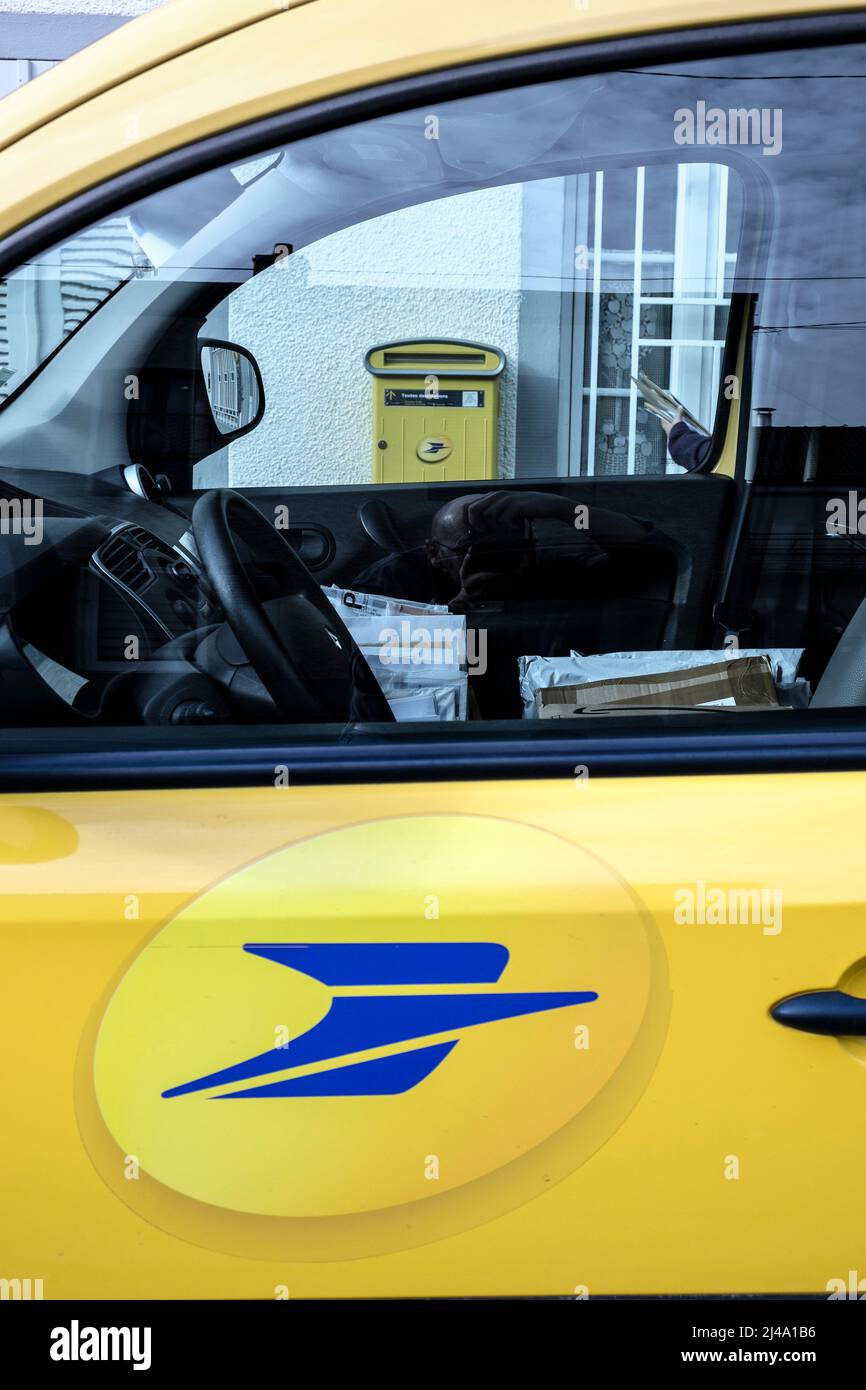 French post car during a postal roure Voiture postale francaise durant ...