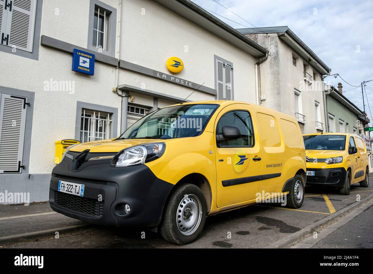 French post car during a postal roure Voiture postale francaise durant ...