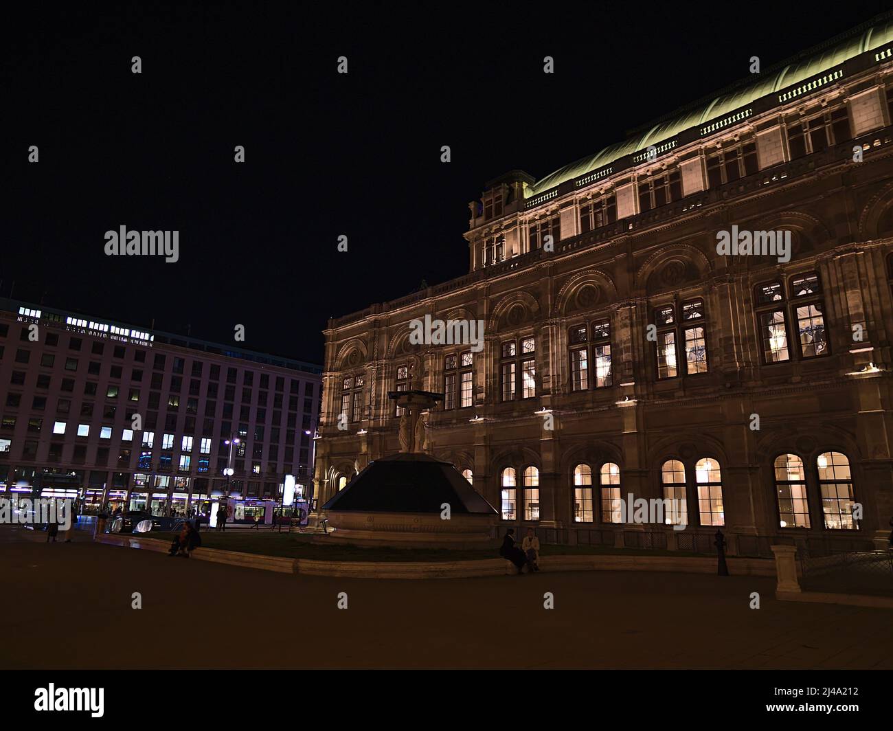 Night view of the famous Vienna State Opera house (19th century) in the ...