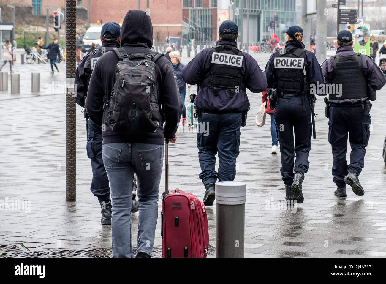 Patrouille de police entre les gares | Police patrol among the ...