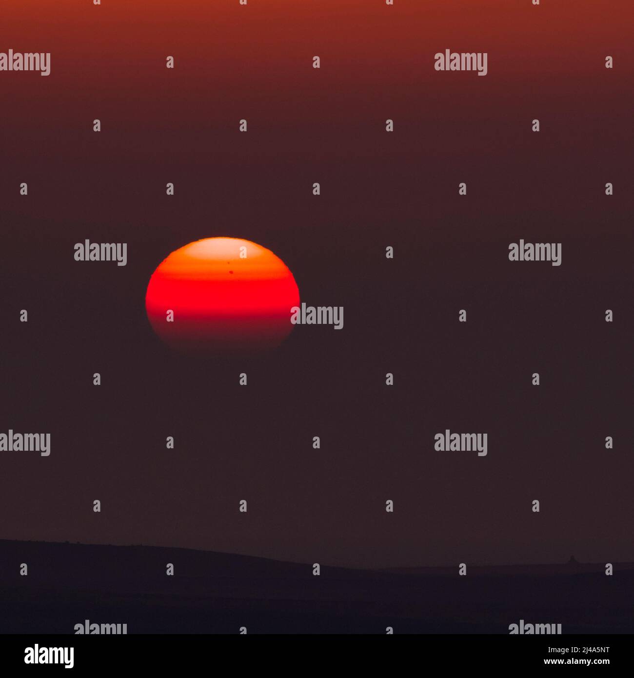 Red sun near the horizon hi-res stock photography and images - Alamy