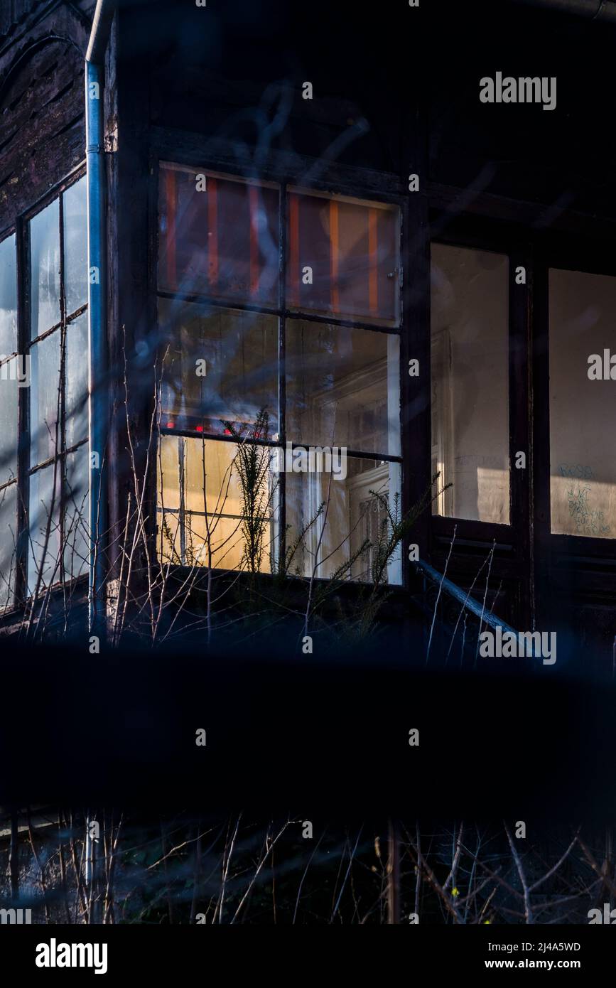 Forbidding house hi-res stock photography and images - Alamy