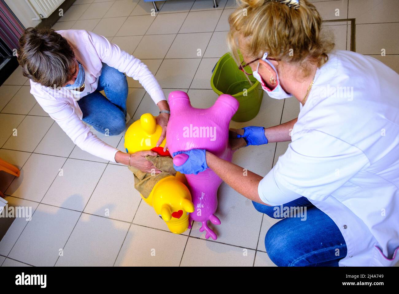 Decontamination et desinfection des jouets des enfants dans une ...