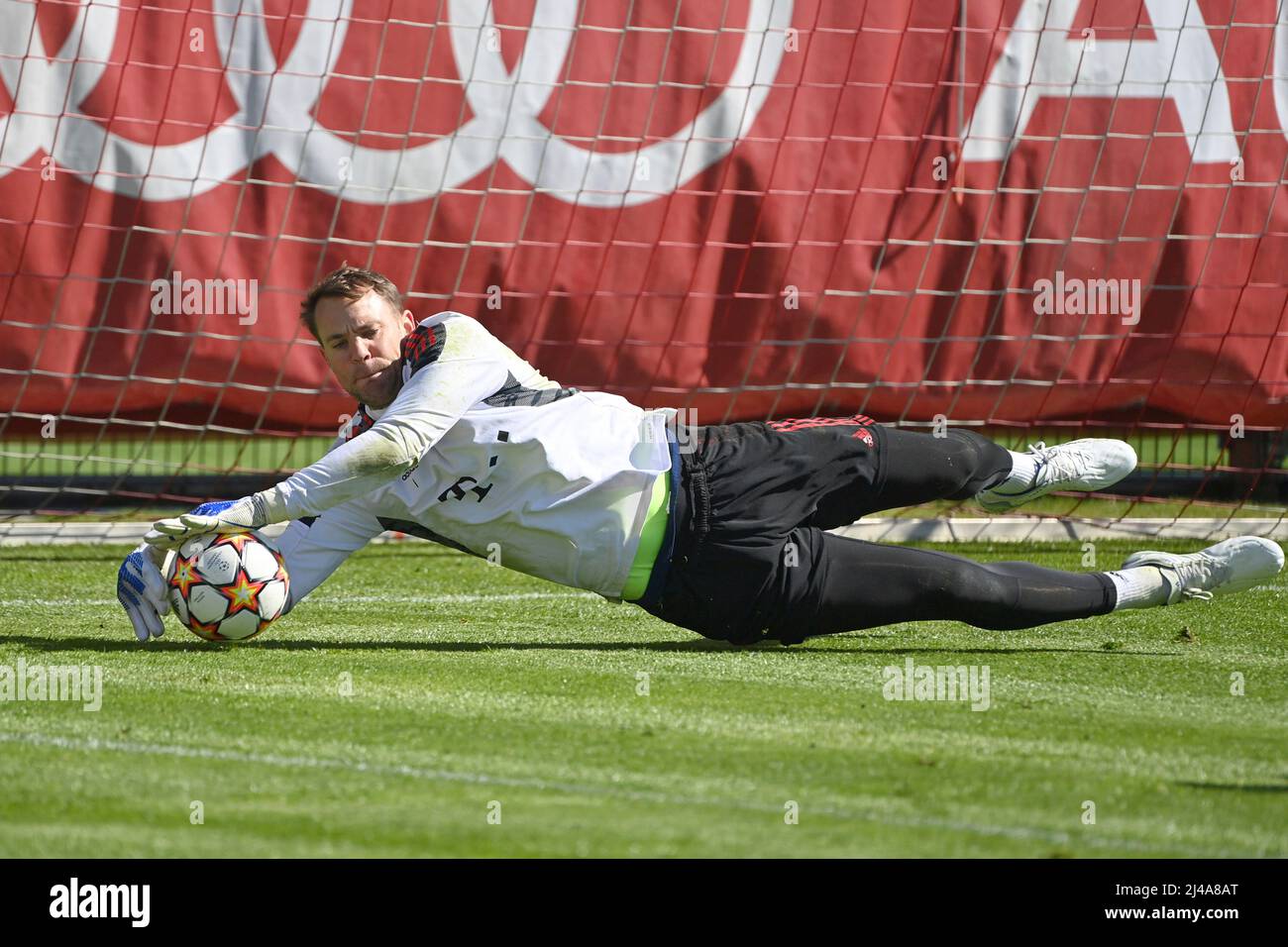 Manuel NEUER (goalwart FC Bayern Munich), parade, action, single action ...