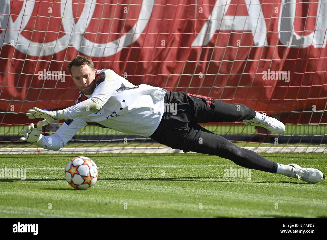 Manuel NEUER (goalwart FC Bayern Munich), parade, action, single action ...