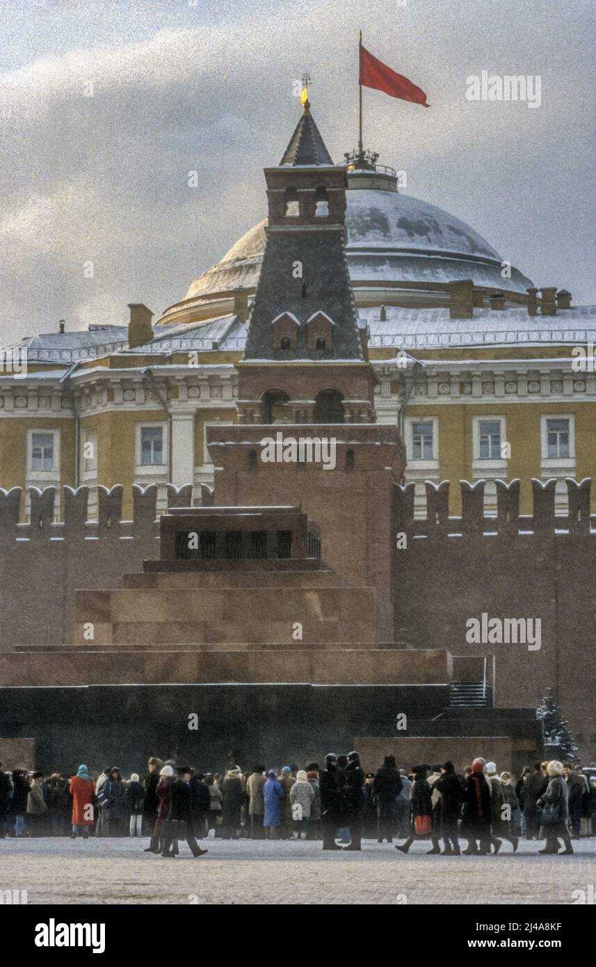 1990 archive photograph of Lenin's tomb in Red Square, Moscow Stock ...