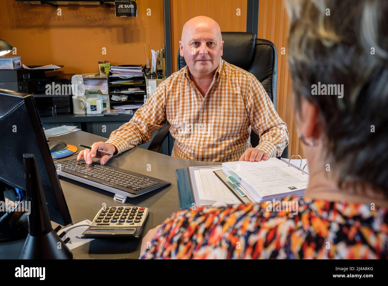 Accountant at work with a customer | Coptable au travail avec une ...
