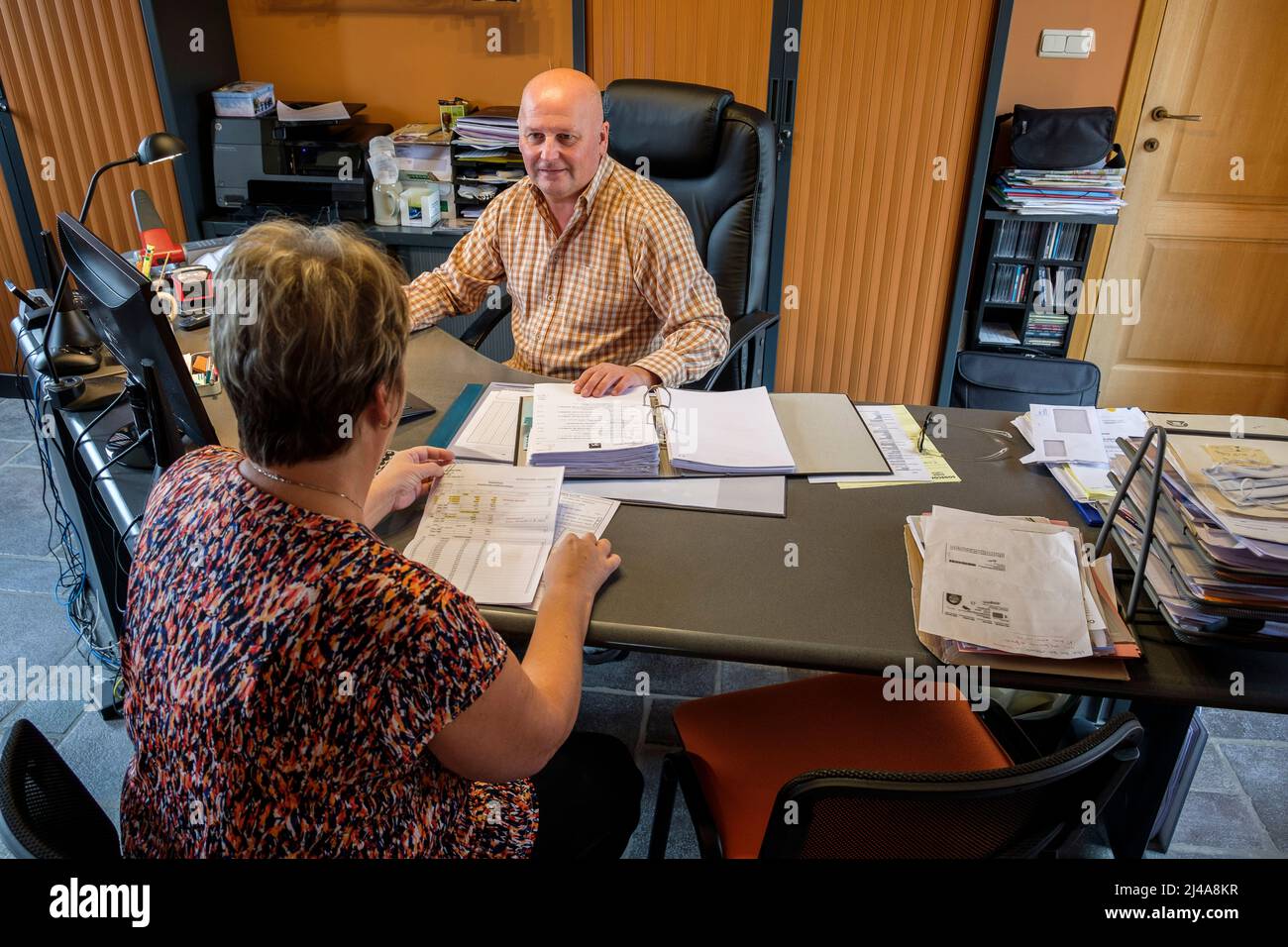 Accountant at work with a customer | Coptable au travail avec une ...