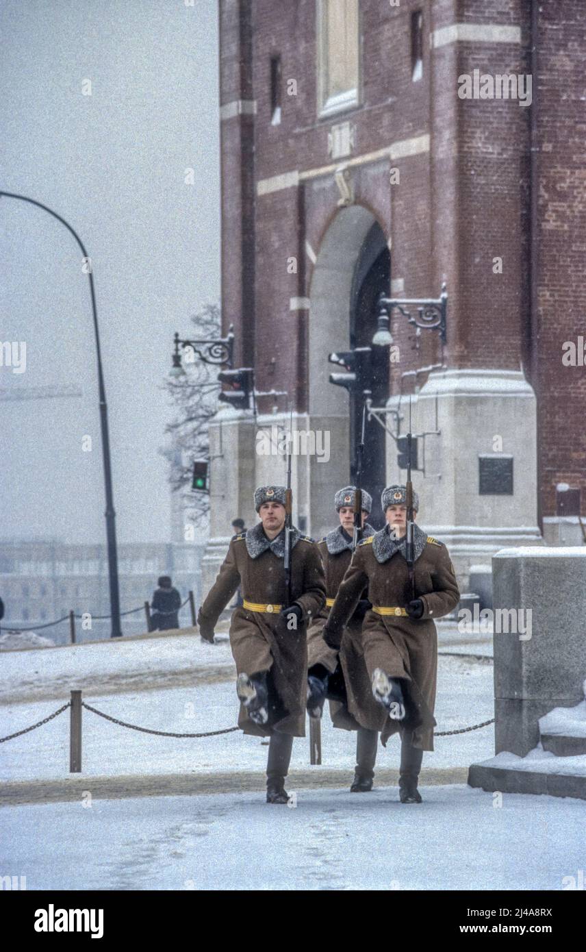 Soviet soldiers 1990 hi-res stock photography and images - Alamy