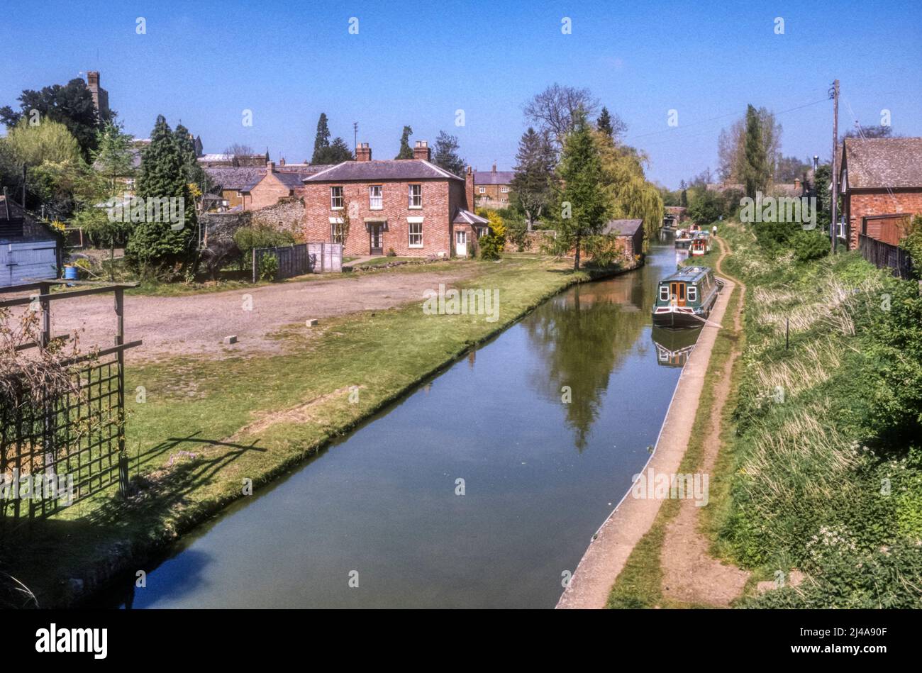 1990s archive image of Oxford Canal to north from Cropredy Wharf Bridge ...