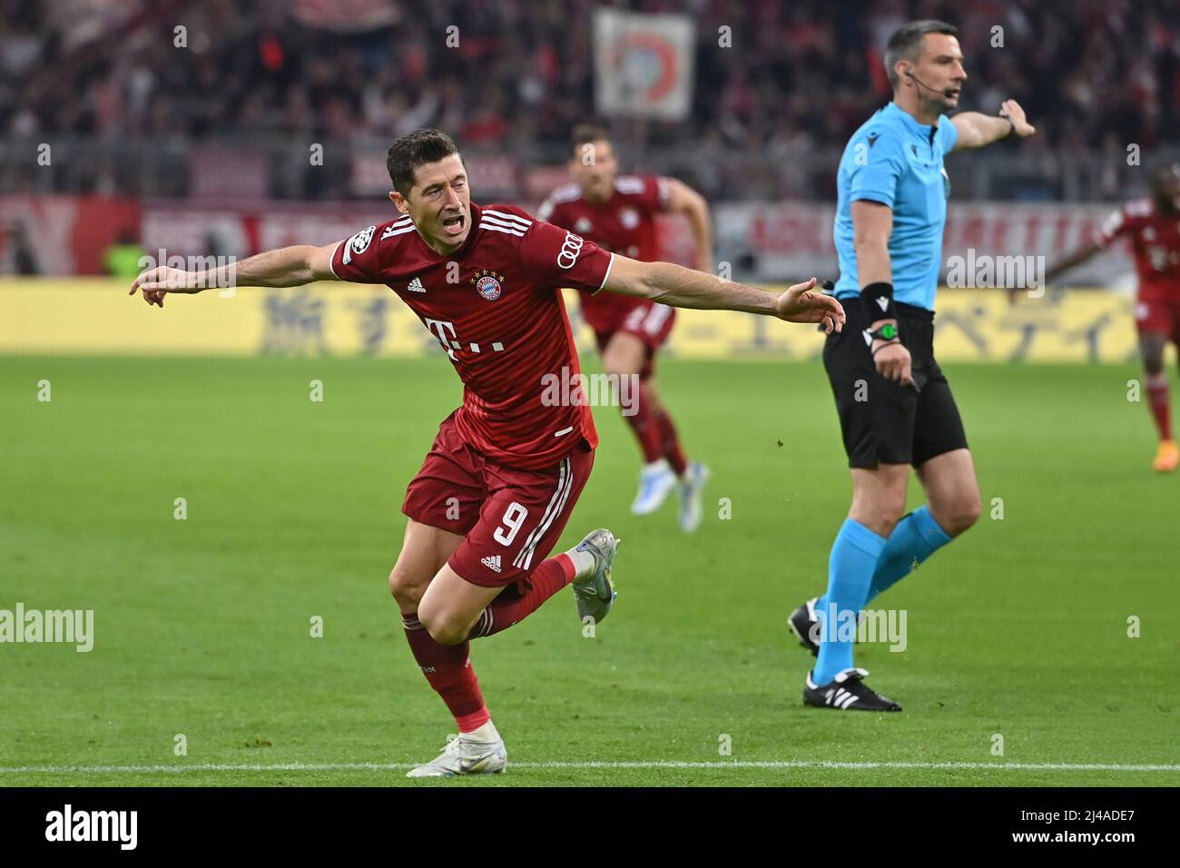Munich, Deutschland. 12th Apr, 2022. goaljubel Robert LEWANDOWSKI (FC ...