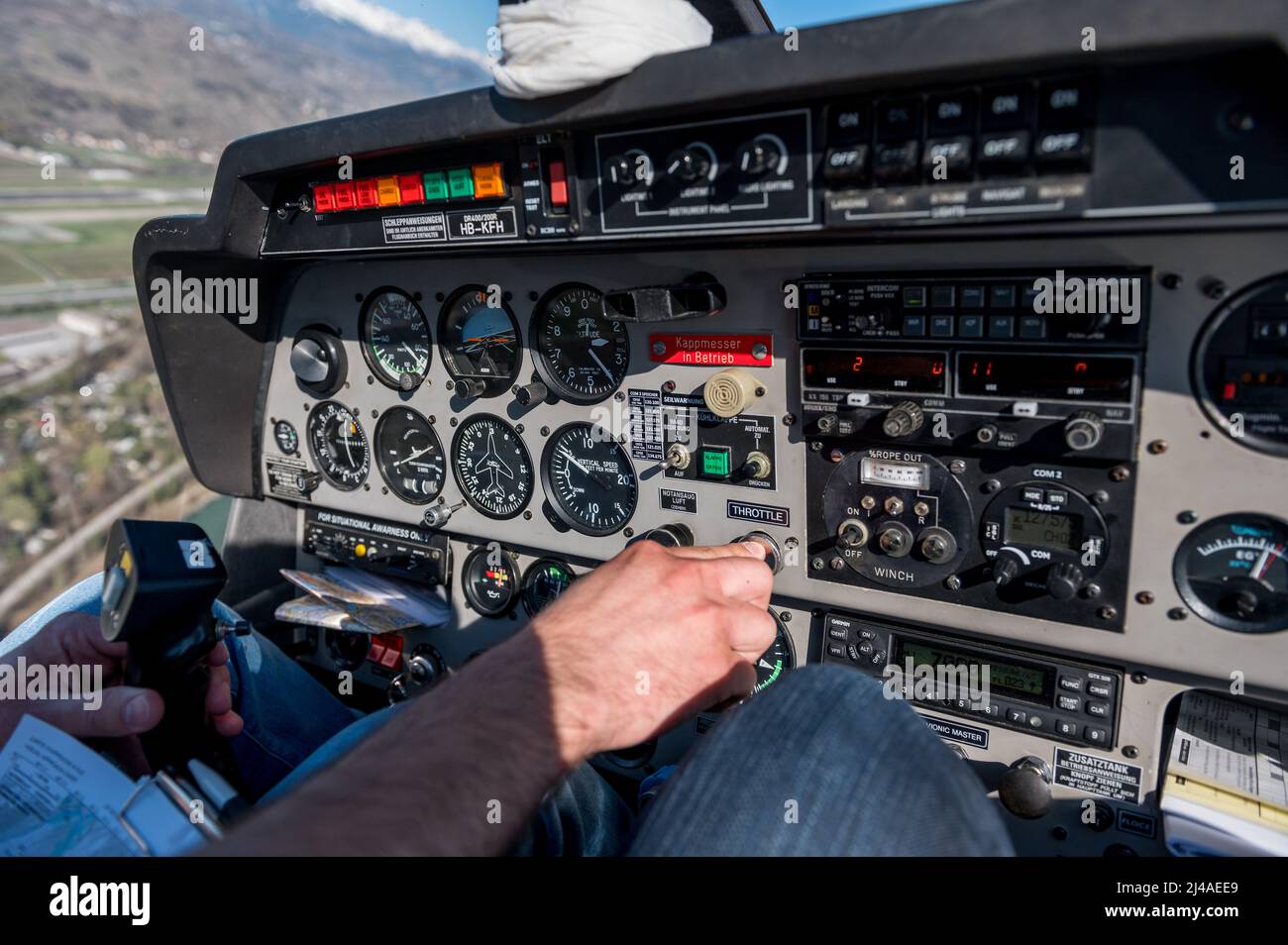 Flugzeug cockpit pilot hi-res stock photography and images - Alamy