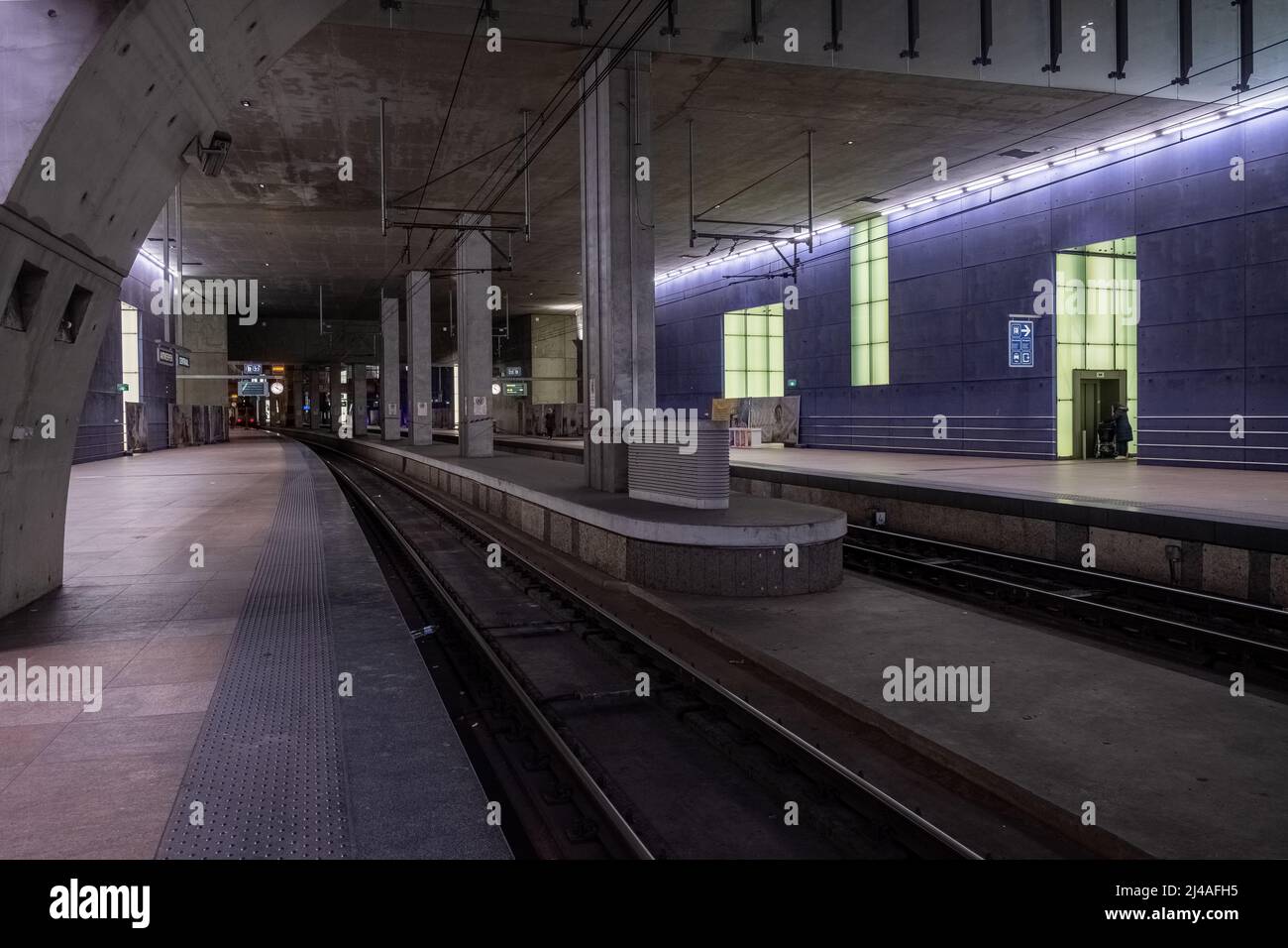 Empty train platform architecture hi-res stock photography and images ...