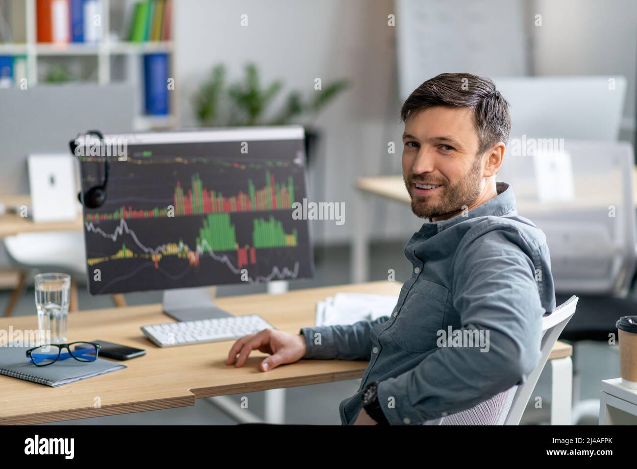 Man computer graph graphics hi-res stock photography and images - Alamy