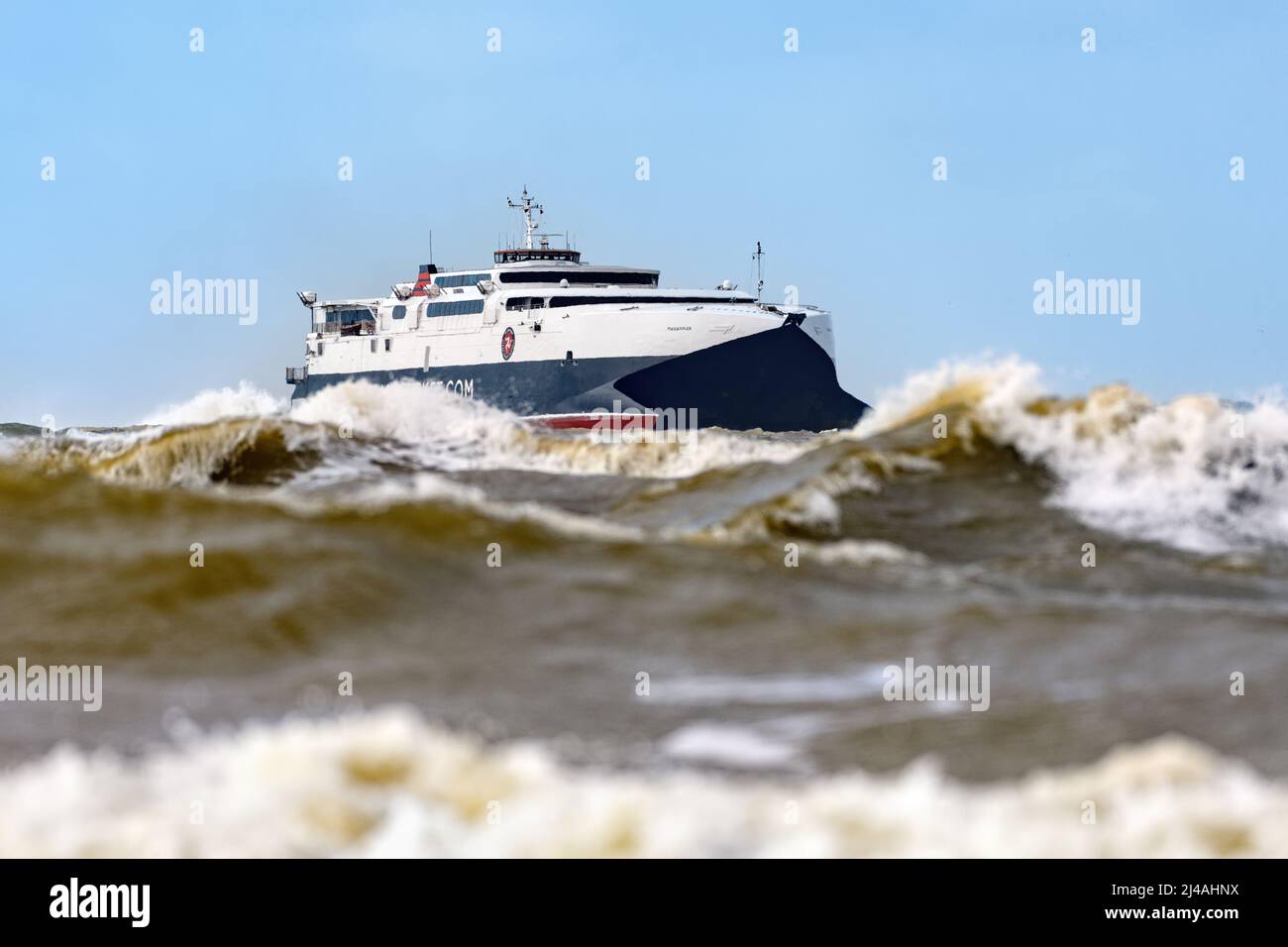 The Steam Packet's high-speed Incat ferry Mannanan arriving at ...