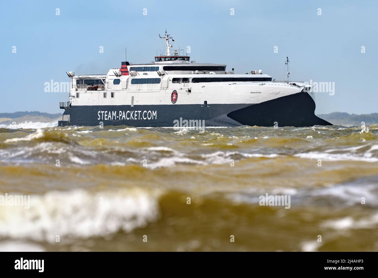 The Steam Packet's high-speed Incat ferry Mannanan arriving at ...