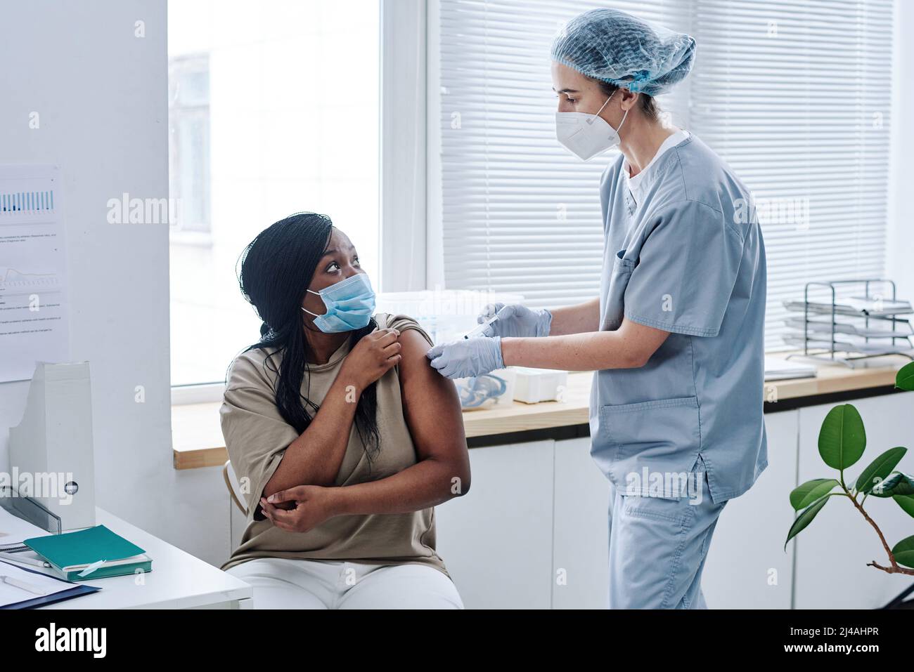 Nurse wound care mask hi-res stock photography and images - Alamy