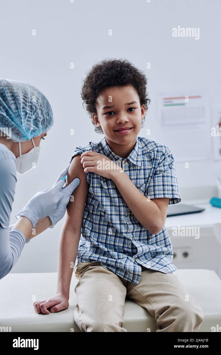 African nurse injection hi-res stock photography and images - Alamy