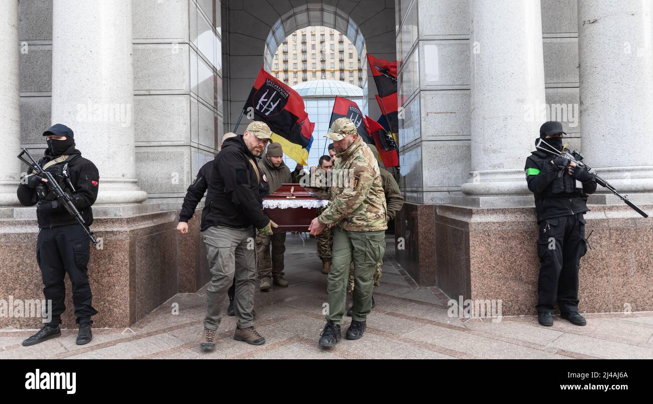 Ukrainian soldiers carry coffins of their comrades during farewell to ...