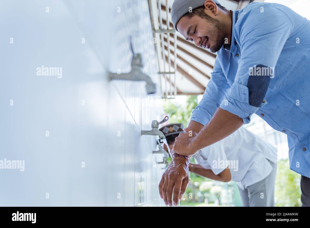 Muslim doing wudu hi-res stock photography and images - Alamy