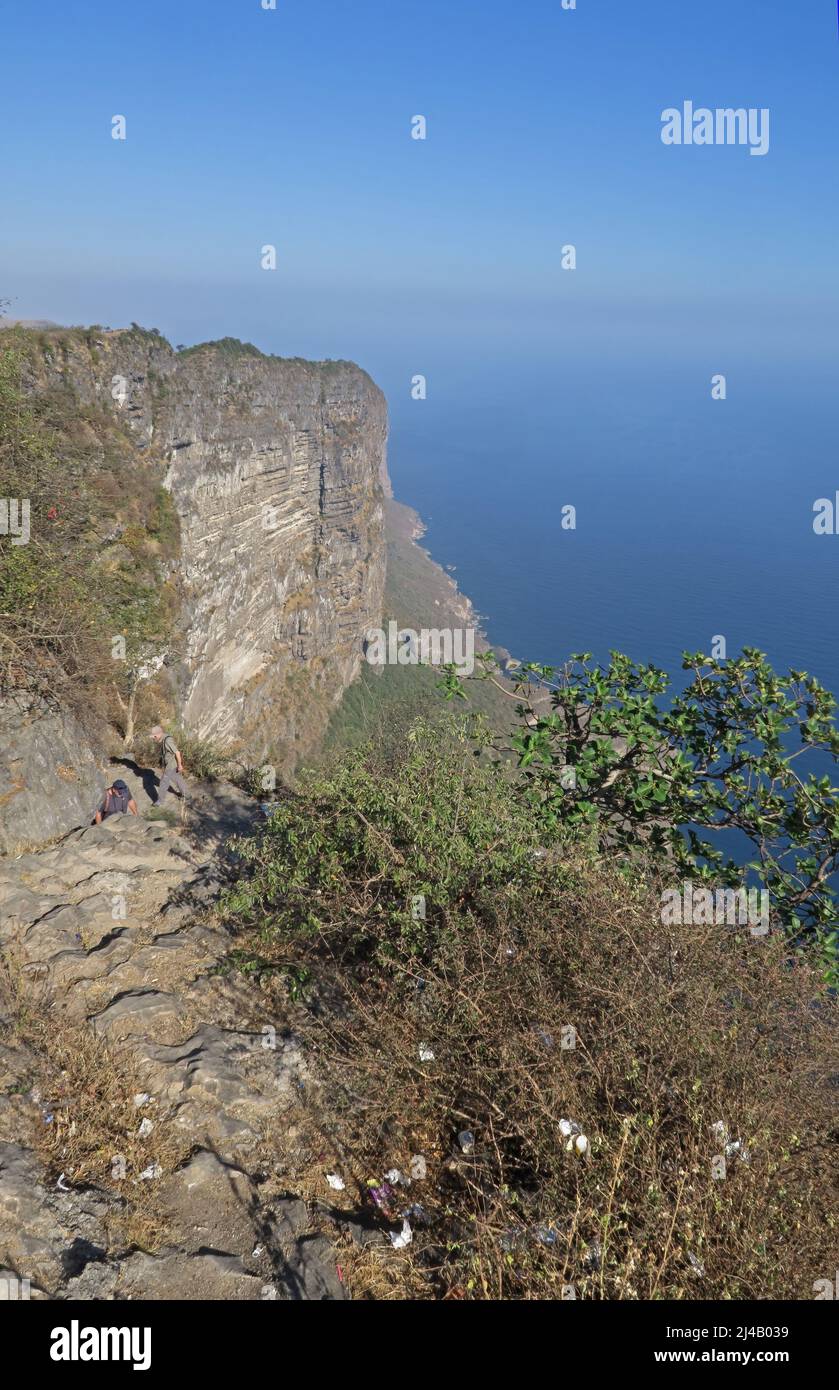 Dramatic cliff scenery hi-res stock photography and images - Alamy