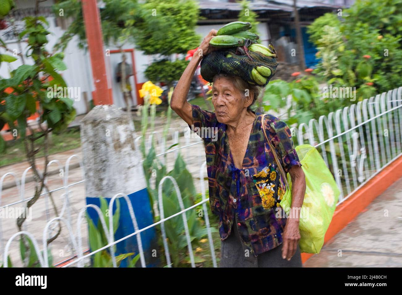 Peru rainforest indigenous people High Resolution Stock Photography and ...