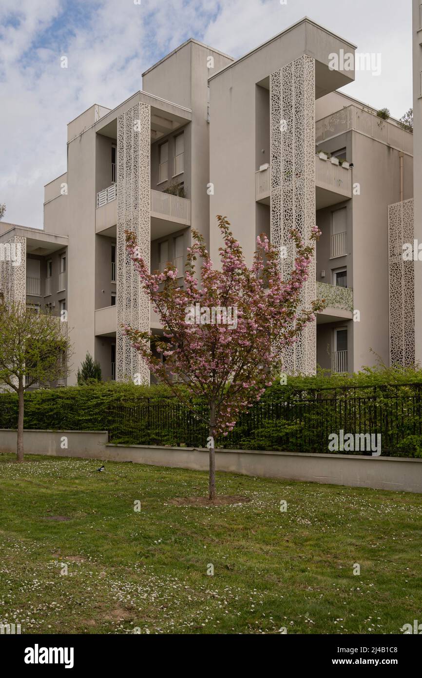 Car park behind building hi-res stock photography and images - Alamy