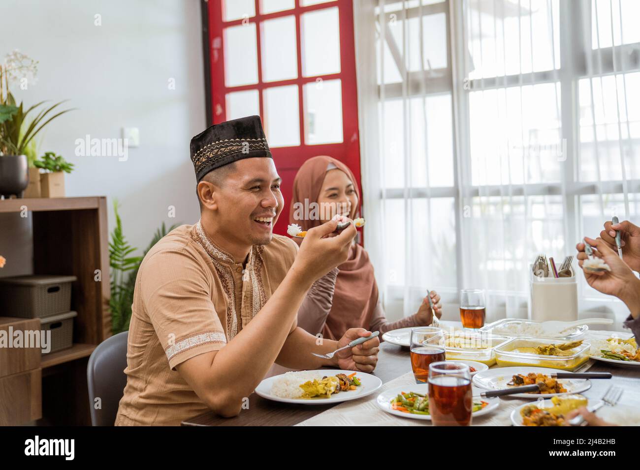 Iftar ramadan asia family hi-res stock photography and images - Alamy