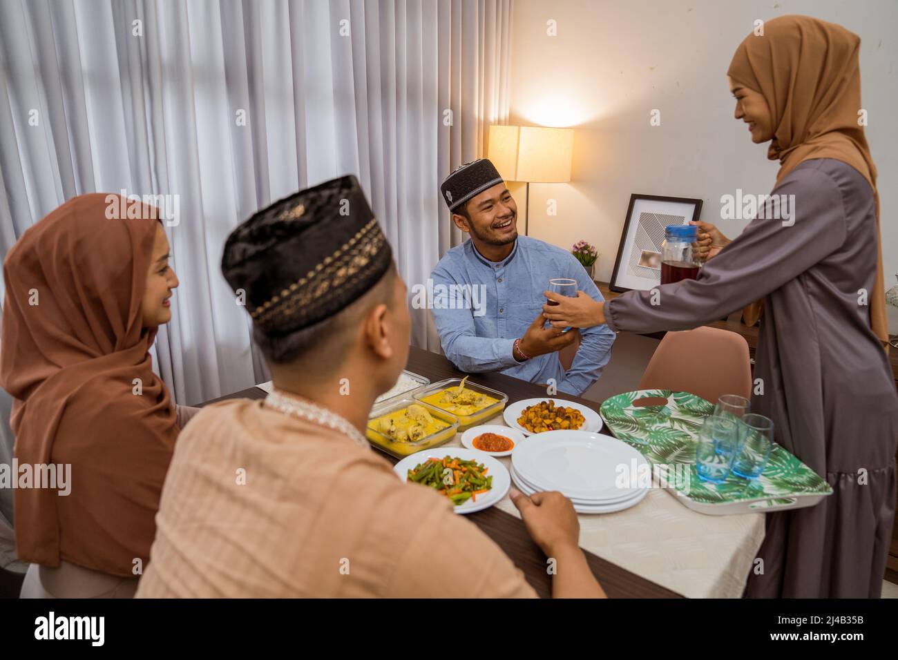 Iftar ramadan asia family hi-res stock photography and images - Alamy