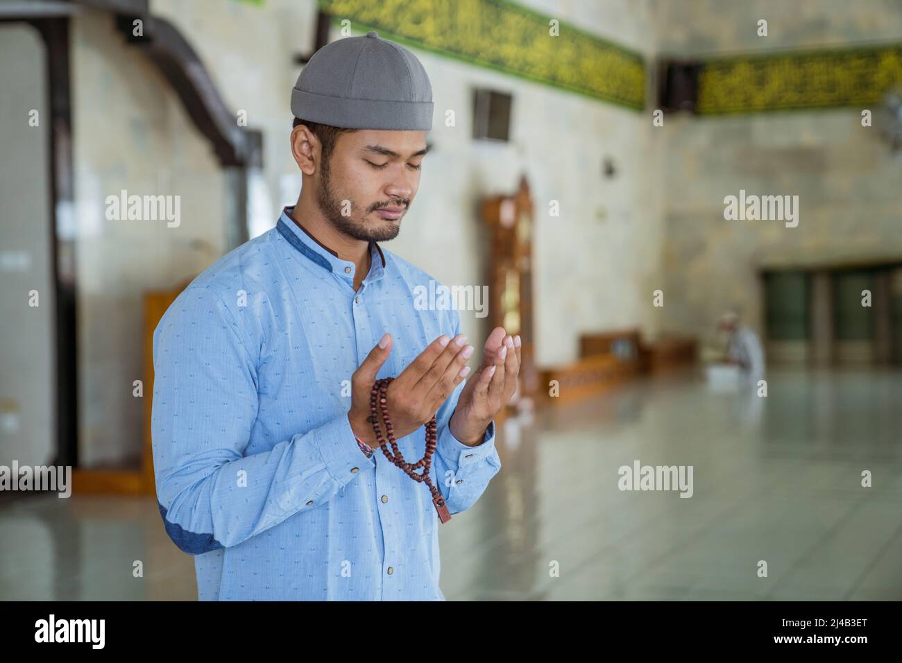 Muslim man bowing and praying hi-res stock photography and images - Alamy