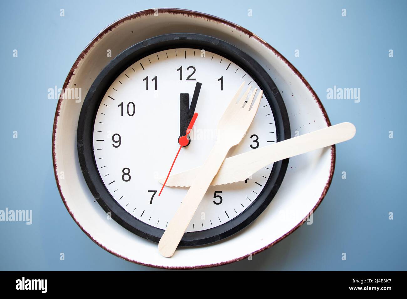 intermittent fasting concept empty plate and clock Stock Photo - Alamy