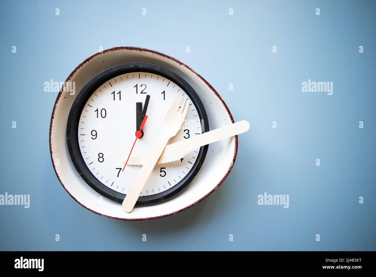 intermittent fasting concept empty plate and clock Stock Photo - Alamy