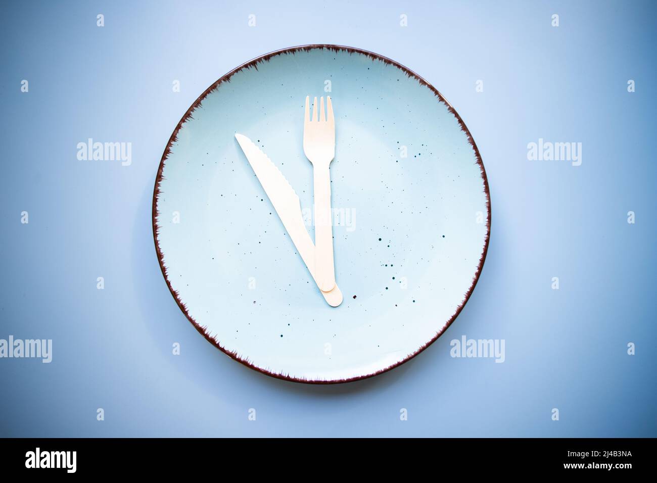 intermittent fasting concept empty plate and clock Stock Photo - Alamy