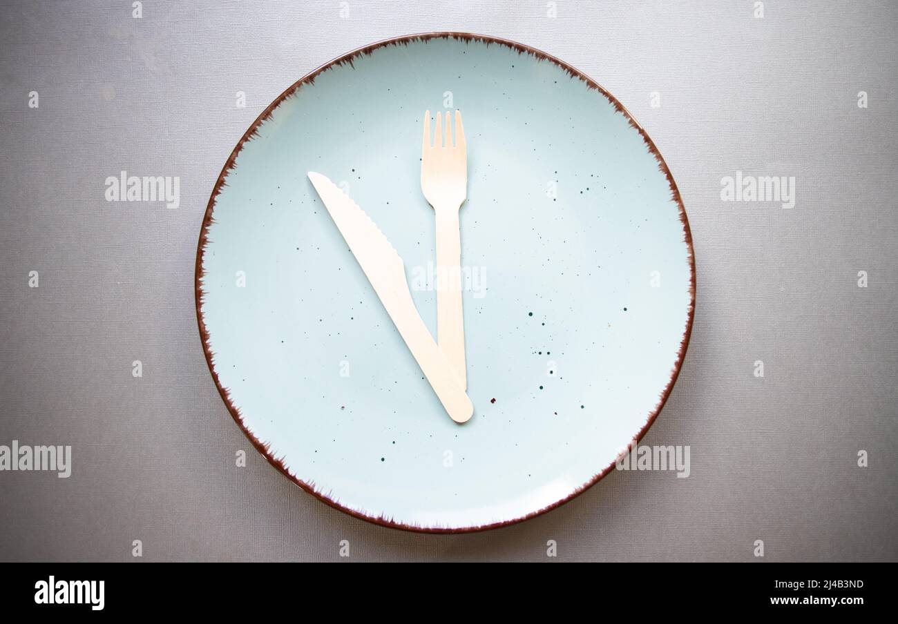 intermittent fasting concept empty plate and clock Stock Photo - Alamy