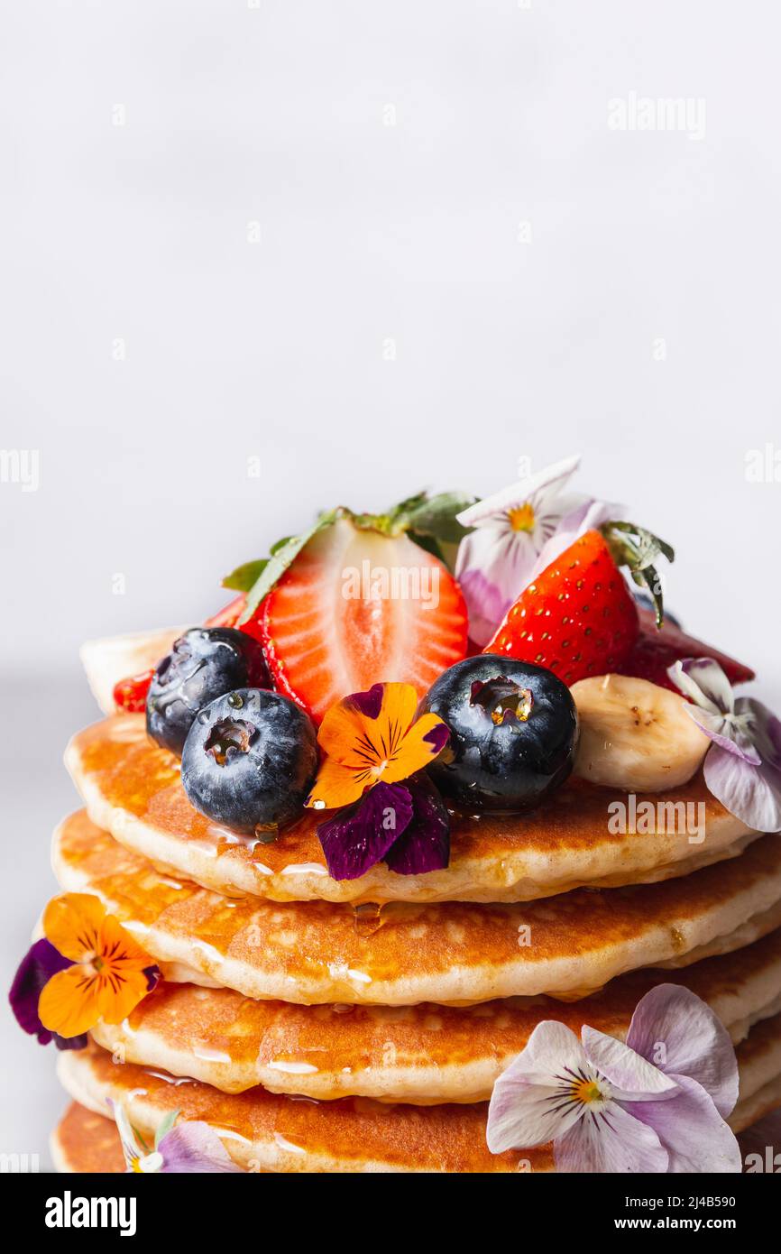Pancake edible flowers hi-res stock photography and images - Alamy