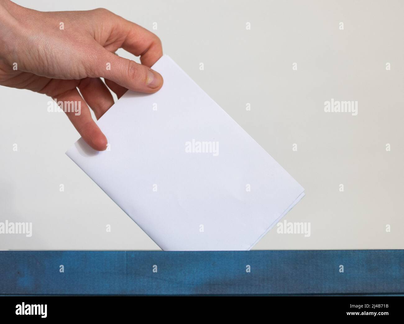 Hand holding envelope voting hi-res stock photography and images - Alamy