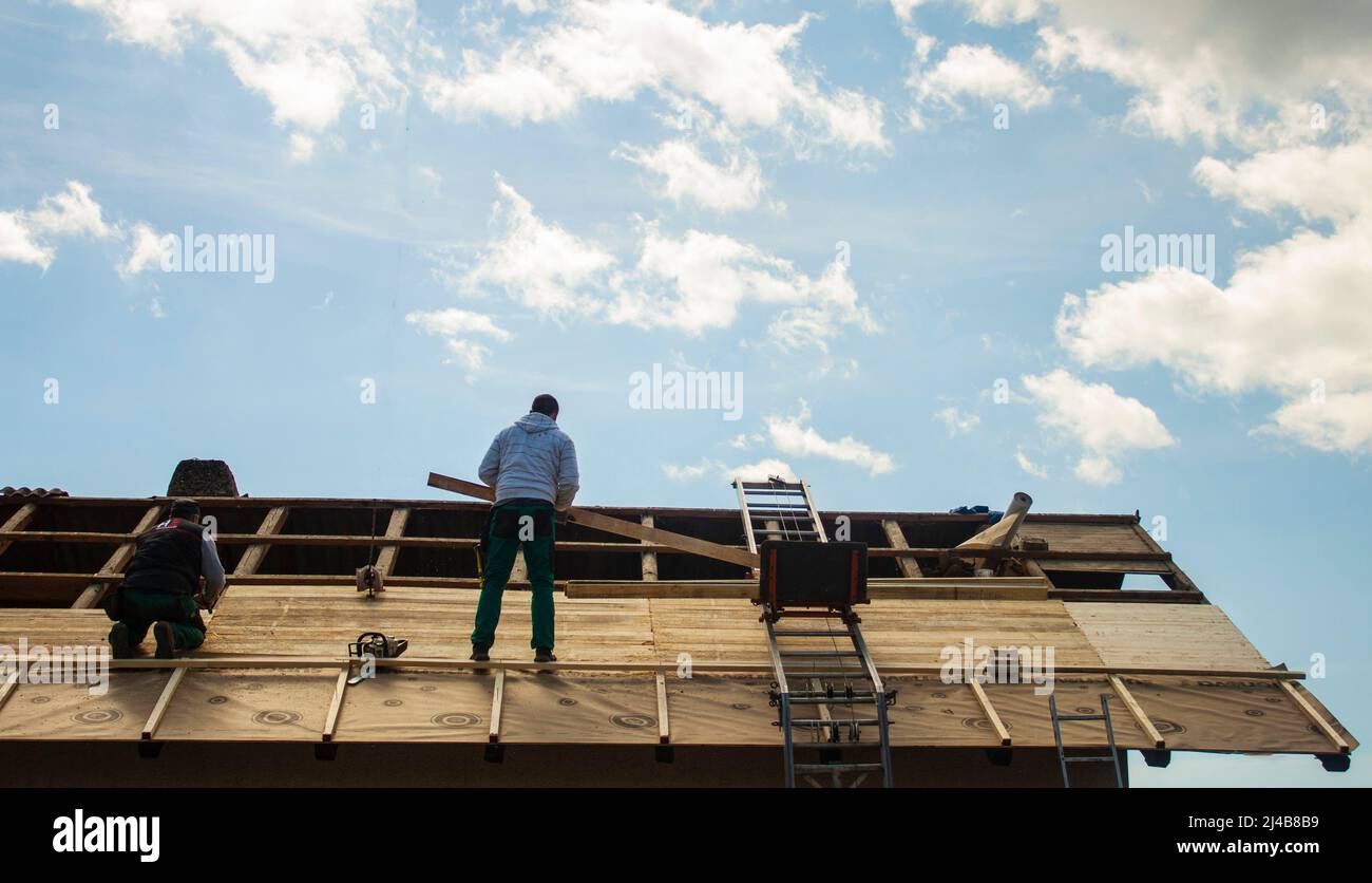 Installation of a new roof Stock Photo - Alamy