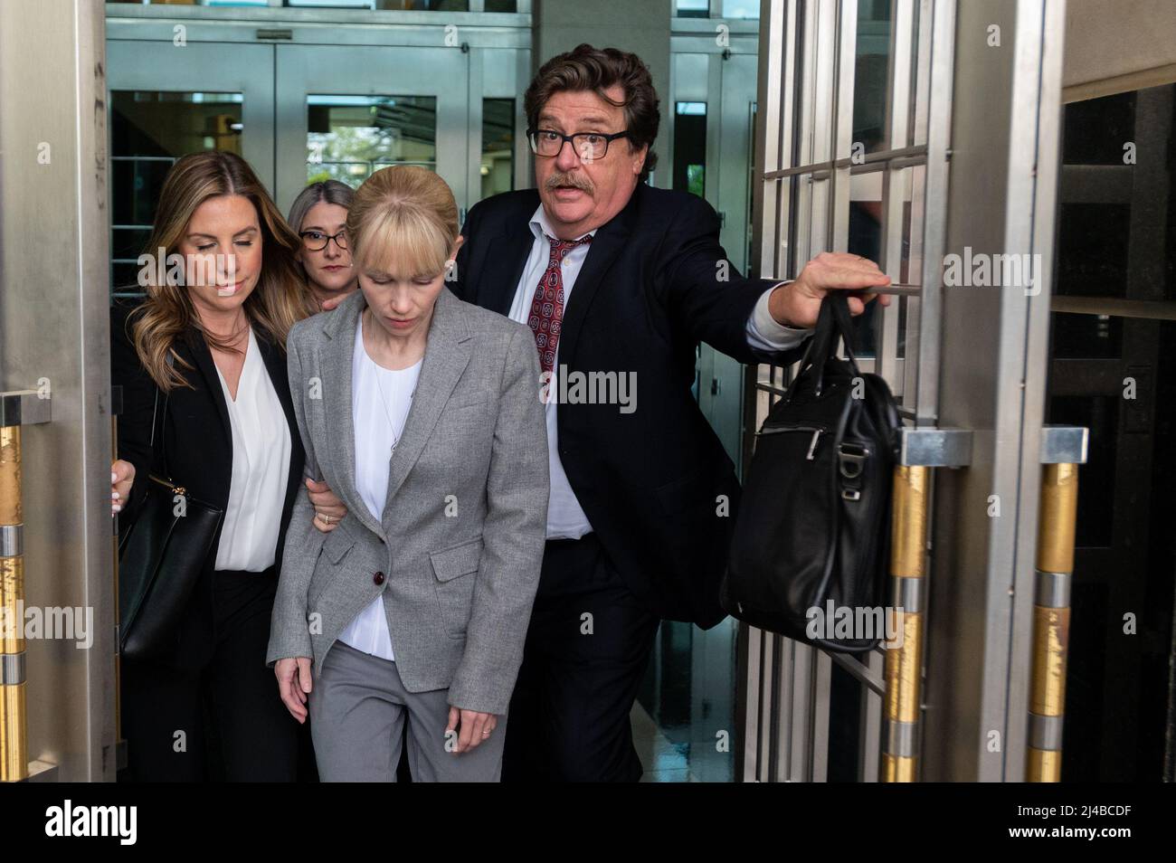 Sacramento, CA, USA. 13th Apr, 2022. Sherri Papini leaves with attorney ...