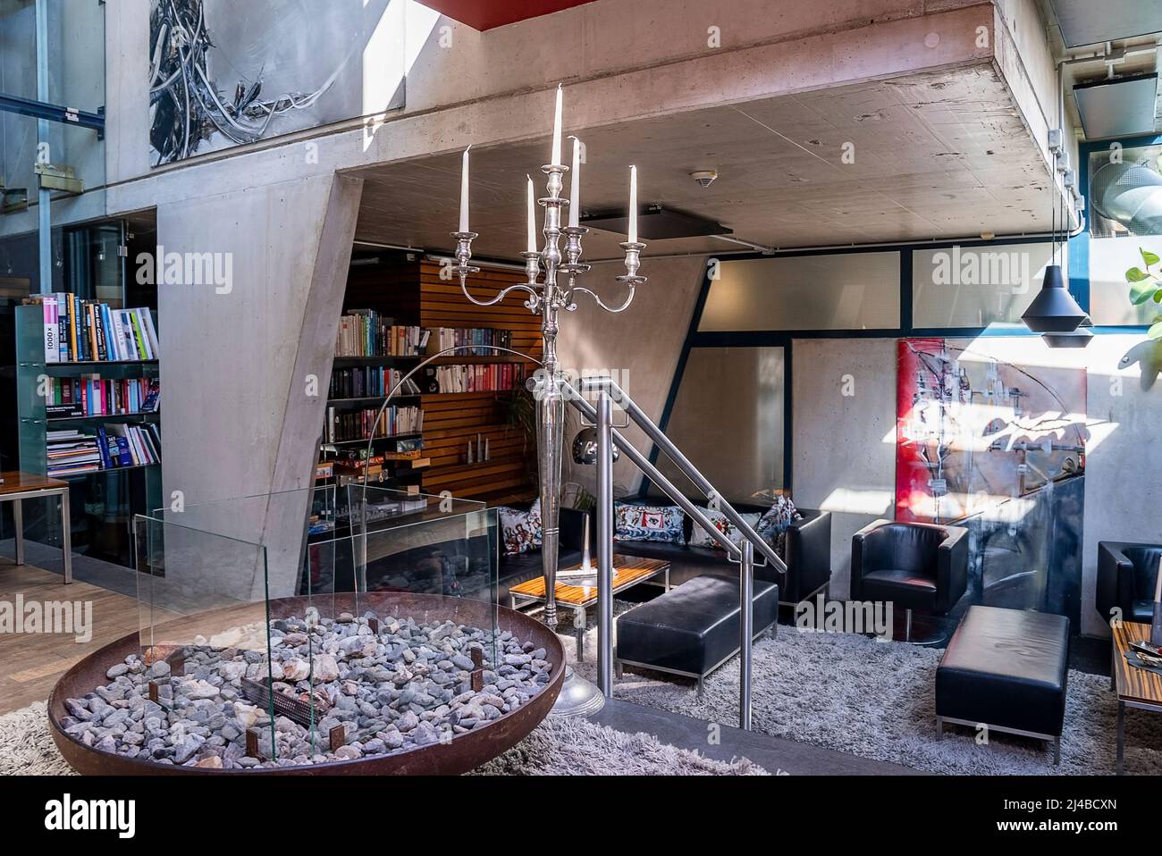 Empty living room bookshelf hi-res stock photography and images - Alamy